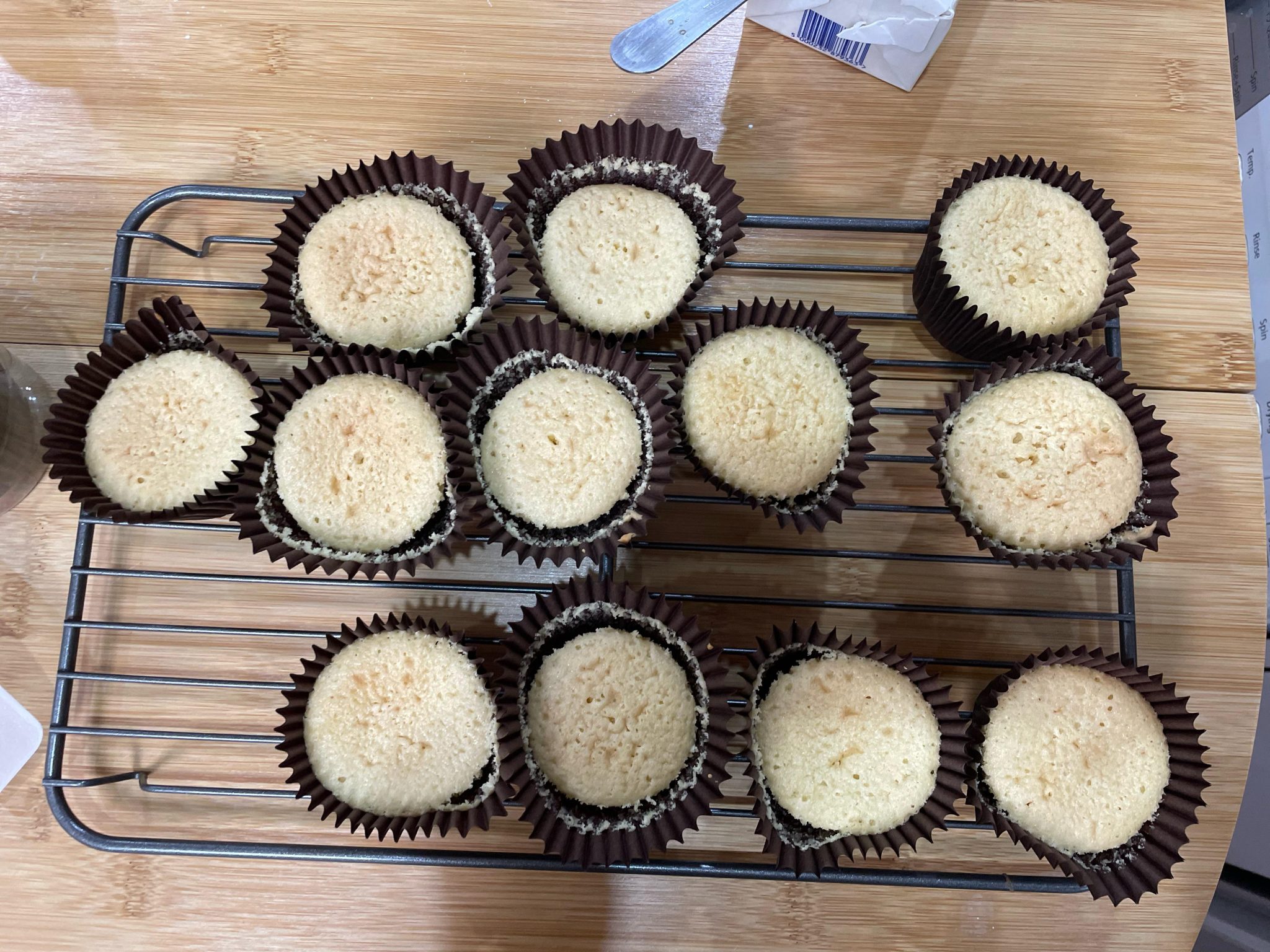 Why Does Cake Rise in the Middle: The Science Explained – CakePedia