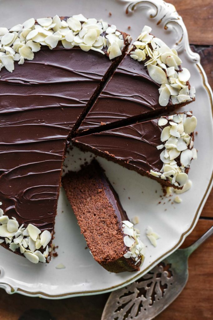 Queen Cake: The Ultimate Recipe for a Royal Delight – CakePedia